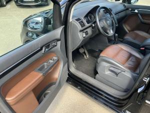 Black Volkswagen Touran 2010 in Taurage, with an engine capacity of 1.39 L and mileage of 220 thousand km for 5000 €, photo 10 on AUTOMOTO.COM.LV