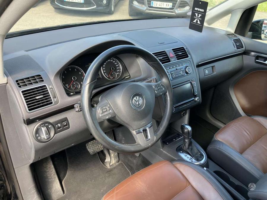 Black Volkswagen Touran 2010 in Taurage, with an engine capacity of 1.39 L and mileage of 220 thousand km for 5000 €, photo 14 on AUTOMOTO.COM.LV