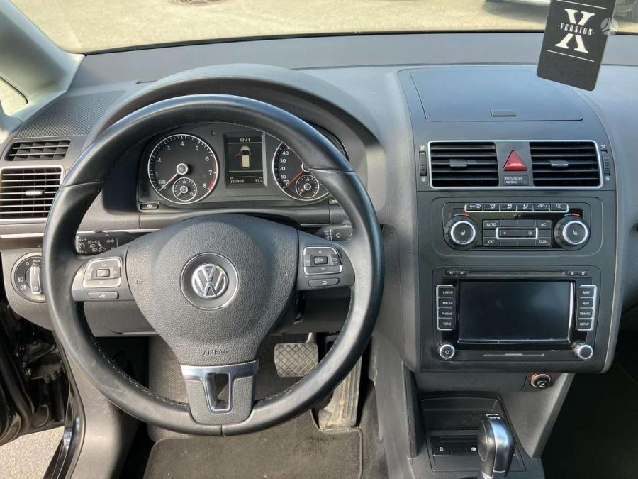 Black Volkswagen Touran 2010 in Taurage, with an engine capacity of 1.39 L and mileage of 220 thousand km for 5000 €, photo 16 on AUTOMOTO.COM.LV