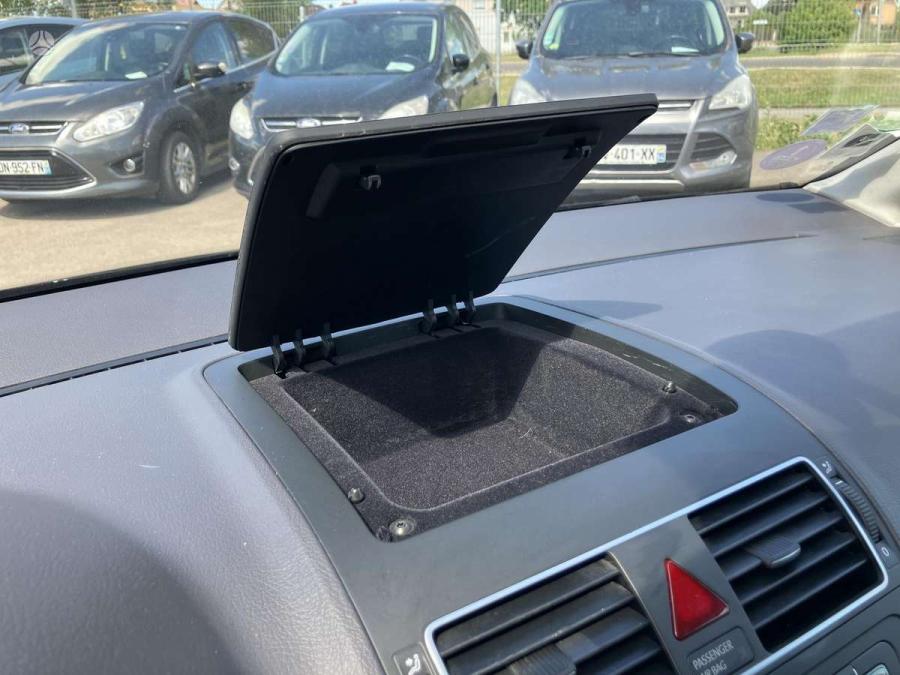 Black Volkswagen Touran 2010 in Taurage, with an engine capacity of 1.39 L and mileage of 220 thousand km for 5000 €, photo 18 on AUTOMOTO.COM.LV