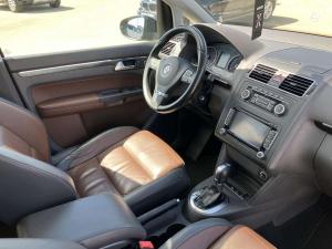 Black Volkswagen Touran 2010 in Taurage, with an engine capacity of 1.39 L and mileage of 220 thousand km for 5000 €, photo 23 on AUTOMOTO.COM.LV