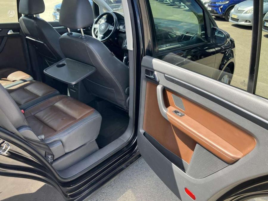 Black Volkswagen Touran 2010 in Taurage, with an engine capacity of 1.39 L and mileage of 220 thousand km for 5000 €, photo 25 on AUTOMOTO.COM.LV