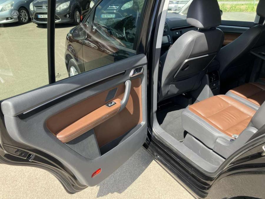 Black Volkswagen Touran 2010 in Taurage, with an engine capacity of 1.39 L and mileage of 220 thousand km for 5000 €, photo 27 on AUTOMOTO.COM.LV