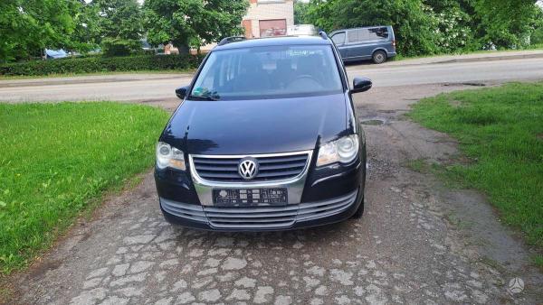 Black Volkswagen Touran 2010 in Kedainiai, with an engine capacity of 1.90 L and mileage of 305 thousand km for 2999 €, photo 3 on AUTOMOTO.COM.LV