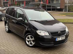 Melns Volkswagen Touran 2010 Rīga, ar dzinēja tilpumu 2.00 L un nobraukumu 295 tūkst. km par 2790 €, foto  vietnē AUTOMOTO.COM.LV