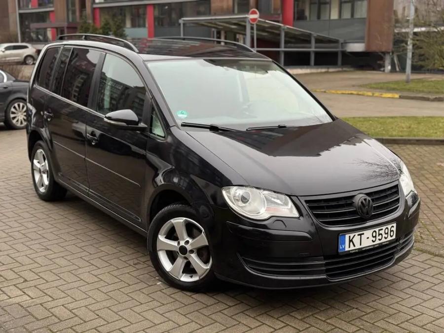 Melns Volkswagen Touran 2010 Rīga, ar dzinēja tilpumu 2.00 L un nobraukumu 295 tūkst. km par 2790 €, foto 1 vietnē AUTOMOTO.COM.LV