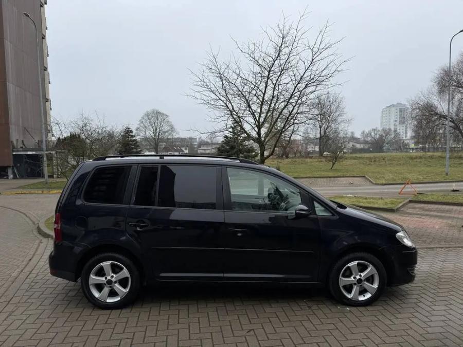 Melns Volkswagen Touran 2010 Rīga, ar dzinēja tilpumu 2.00 L un nobraukumu 295 tūkst. km par 2790 €, foto 3 vietnē AUTOMOTO.COM.LV
