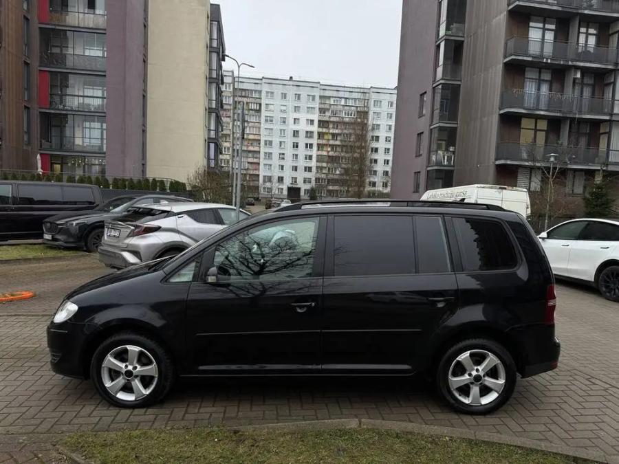 Melns Volkswagen Touran 2010 Rīga, ar dzinēja tilpumu 2.00 L un nobraukumu 295 tūkst. km par 2790 €, foto 4 vietnē AUTOMOTO.COM.LV