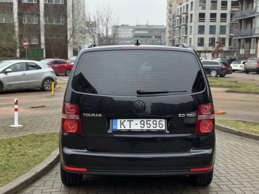 Melns Volkswagen Touran 2010 Rīga, ar dzinēja tilpumu 2.00 L un nobraukumu 295 tūkst. km par 2790 €, foto 5 vietnē AUTOMOTO.COM.LV