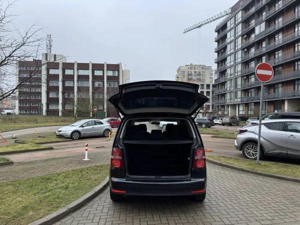 Black Volkswagen Touran 2010 in Riga, with an engine capacity of 2.00 L and mileage of 295 thousand km for 2790 €, photo 6 on AUTOMOTO.COM.LV