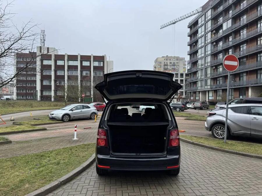 Melns Volkswagen Touran 2010 Rīga, ar dzinēja tilpumu 2.00 L un nobraukumu 295 tūkst. km par 2790 €, foto 7 vietnē AUTOMOTO.COM.LV