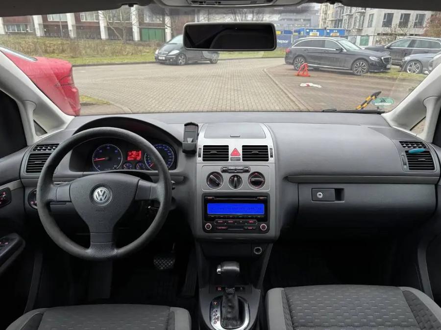 Melns Volkswagen Touran 2010 Rīga, ar dzinēja tilpumu 2.00 L un nobraukumu 295 tūkst. km par 2790 €, foto 8 vietnē AUTOMOTO.COM.LV