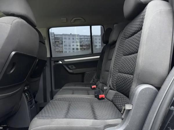 Black Volkswagen Touran 2010 in Riga, with an engine capacity of 2.00 L and mileage of 295 thousand km for 2790 €, photo 10 on AUTOMOTO.COM.LV