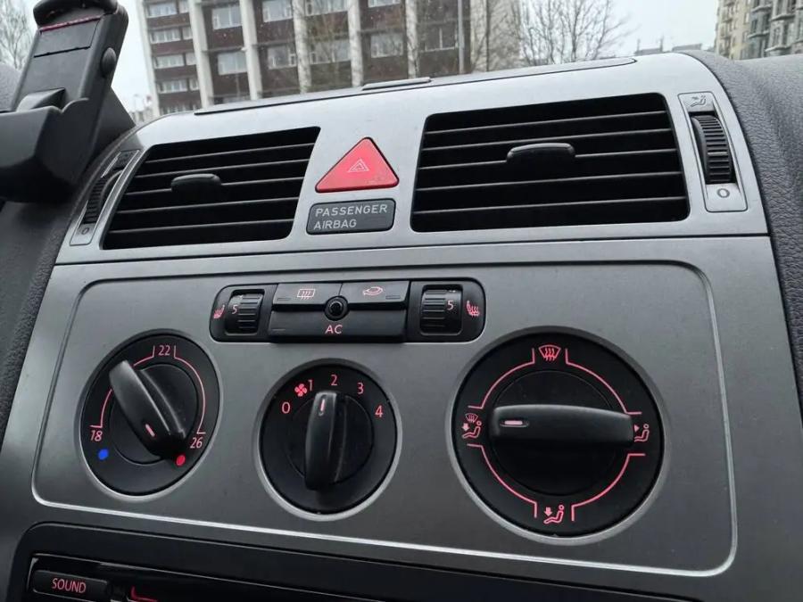 Melns Volkswagen Touran 2010 Rīga, ar dzinēja tilpumu 2.00 L un nobraukumu 295 tūkst. km par 2790 €, foto 15 vietnē AUTOMOTO.COM.LV