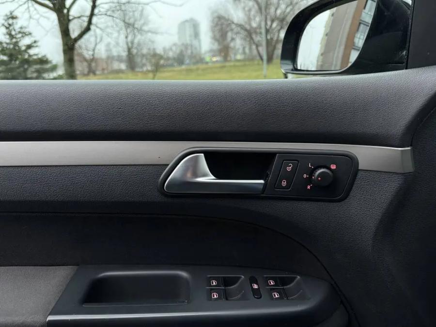 Melns Volkswagen Touran 2010 Rīga, ar dzinēja tilpumu 2.00 L un nobraukumu 295 tūkst. km par 2790 €, foto 17 vietnē AUTOMOTO.COM.LV