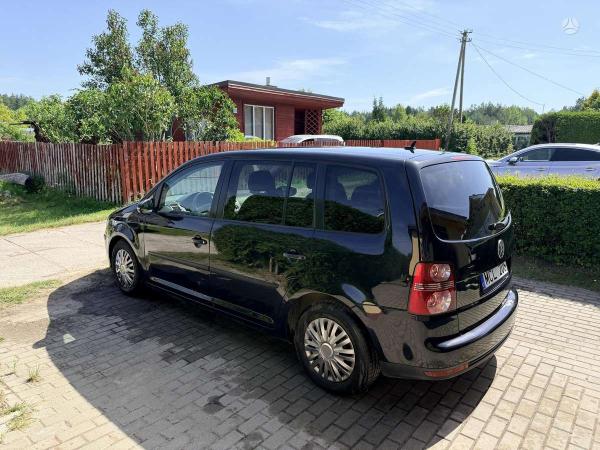 Черный Фольксваген Туран 2010 в Друскининкай, объемом двигателя 1.90 л и пробегом 205 тыс. км за 3000 €, фото 1 на AUTOMOTO.COM.LV