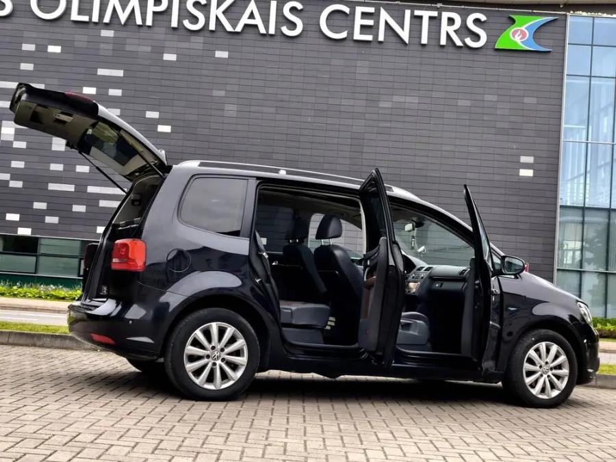 Melns Volkswagen Touran 2010 Jelgava, ar dzinēja tilpumu 1.40 L un nobraukumu 221 tūkst. km par 6990 €, foto 10 vietnē AUTOMOTO.COM.LV