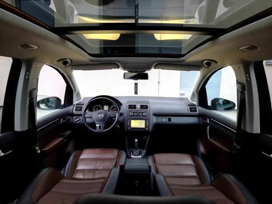 Melns Volkswagen Touran 2010 Jelgava, ar dzinēja tilpumu 1.40 L un nobraukumu 221 tūkst. km par 6990 €, foto 12 vietnē AUTOMOTO.COM.LV