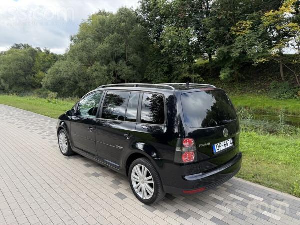 Melns Volkswagen Touran 2010 Rēzekne, ar dzinēja tilpumu 2.00 L un nobraukumu 0 tūkst. km par 3950 €, foto 8 vietnē AUTOMOTO.COM.LV