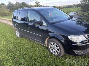 Melns Volkswagen Touran 2010 Liepāja, ar dzinēja tilpumu 2.00 L un nobraukumu 272 tūkst. km par 3500 €, foto 4 vietnē AUTOMOTO.COM.LV