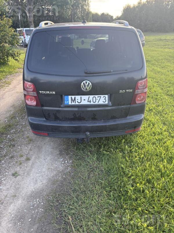 Melns Volkswagen Touran 2010 Liepāja, ar dzinēja tilpumu 2.00 L un nobraukumu 272 tūkst. km par 3500 €, foto 5 vietnē AUTOMOTO.COM.LV