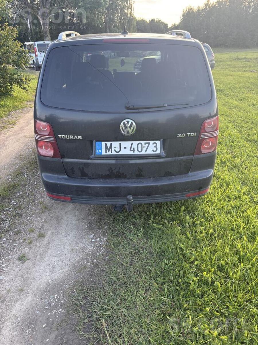 Melns Volkswagen Touran 2010 Liepāja, ar dzinēja tilpumu 2.00 L un nobraukumu 272 tūkst. km par 3500 €, foto 5 vietnē AUTOMOTO.COM.LV