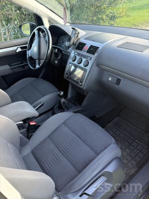 Melns Volkswagen Touran 2010 Liepāja, ar dzinēja tilpumu 2.00 L un nobraukumu 272 tūkst. km par 3500 €, foto 6 vietnē AUTOMOTO.COM.LV