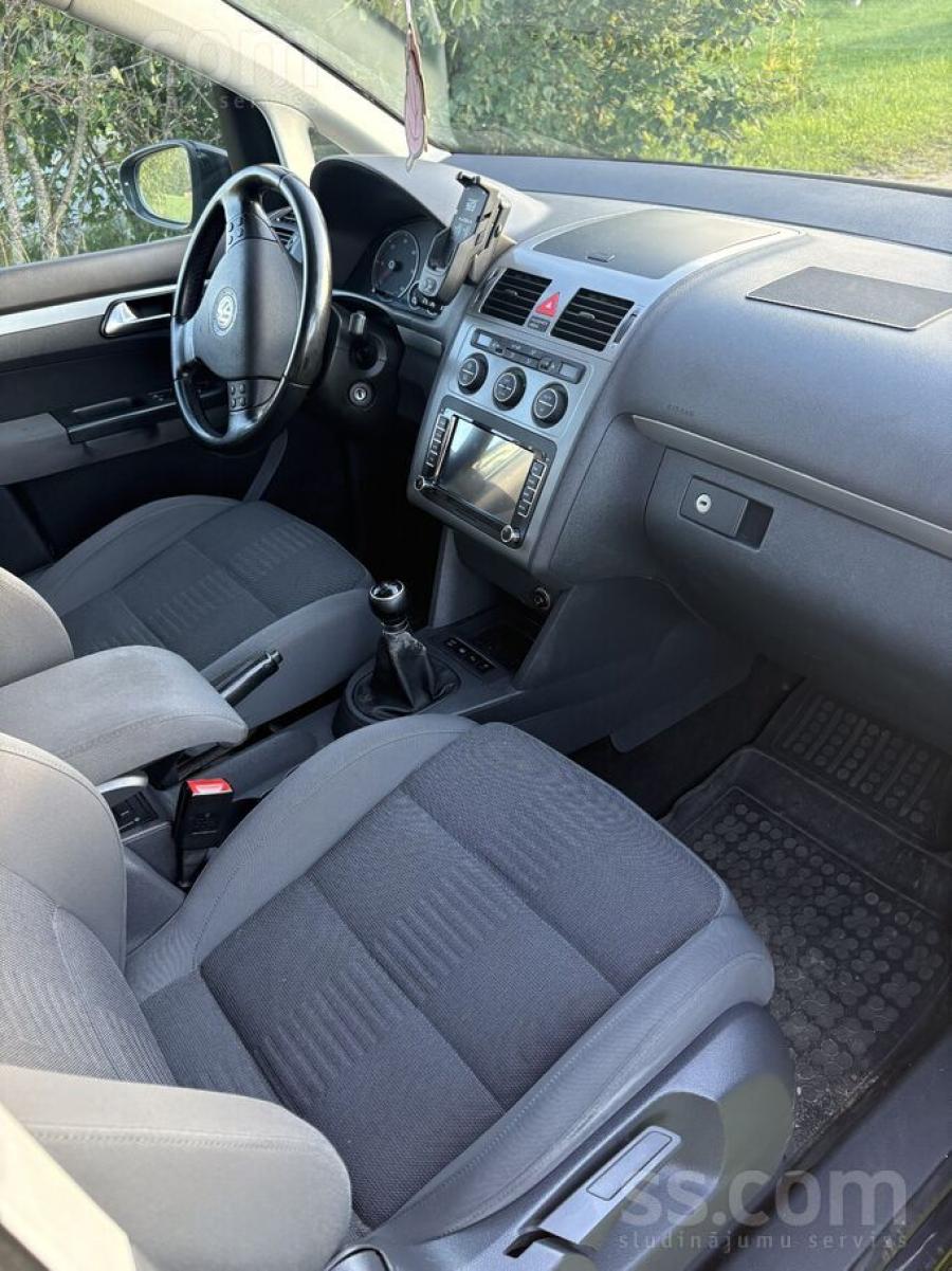Melns Volkswagen Touran 2010 Liepāja, ar dzinēja tilpumu 2.00 L un nobraukumu 272 tūkst. km par 3500 €, foto 6 vietnē AUTOMOTO.COM.LV