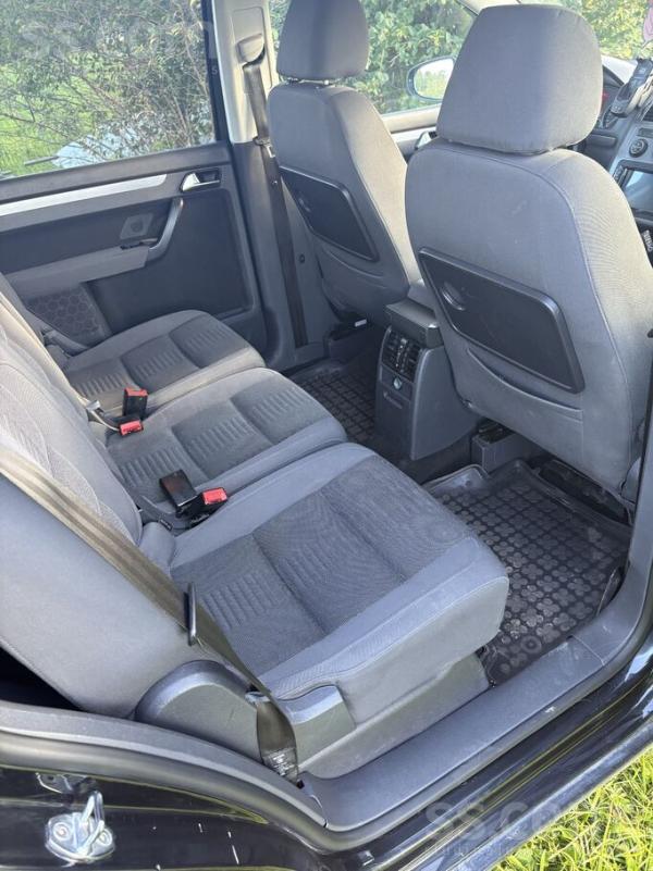 Melns Volkswagen Touran 2010 Liepāja, ar dzinēja tilpumu 2.00 L un nobraukumu 272 tūkst. km par 3500 €, foto 7 vietnē AUTOMOTO.COM.LV