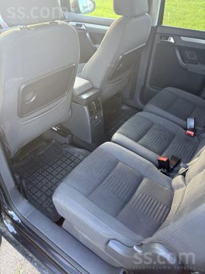 Melns Volkswagen Touran 2010 Liepāja, ar dzinēja tilpumu 2.00 L un nobraukumu 272 tūkst. km par 3500 €, foto 8 vietnē AUTOMOTO.COM.LV