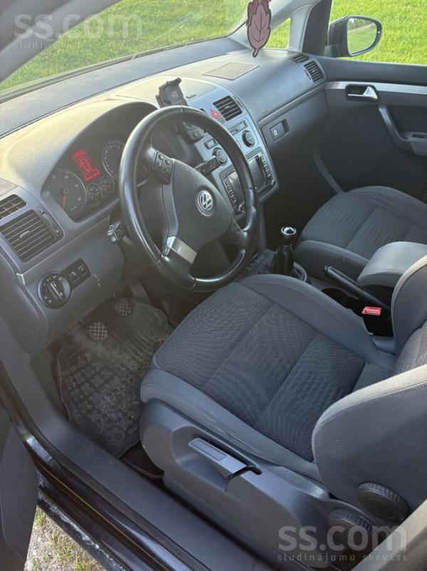 Melns Volkswagen Touran 2010 Liepāja, ar dzinēja tilpumu 2.00 L un nobraukumu 272 tūkst. km par 3500 €, foto 9 vietnē AUTOMOTO.COM.LV