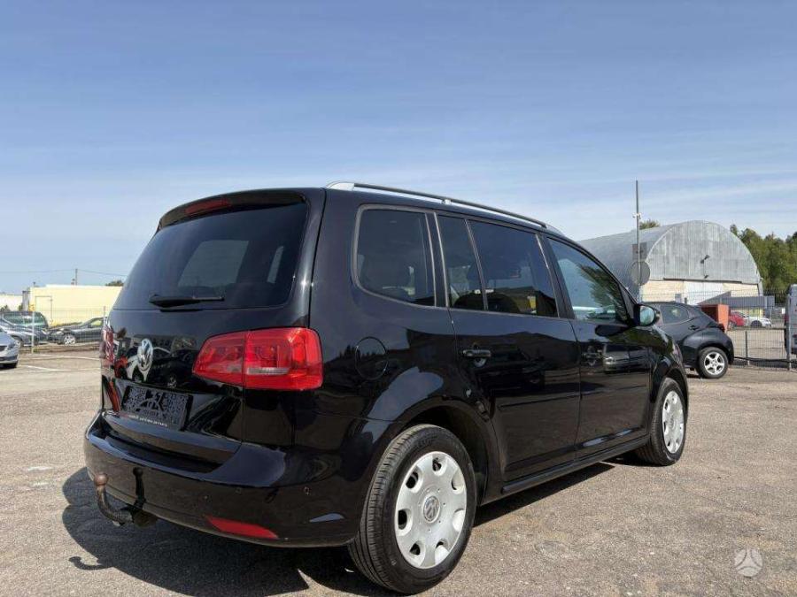 Melns Volkswagen Touran 2010 Radviliškis, ar dzinēja tilpumu 1.60 L un nobraukumu 342 tūkst. km par 5650 €, foto 4 vietnē AUTOMOTO.COM.LV