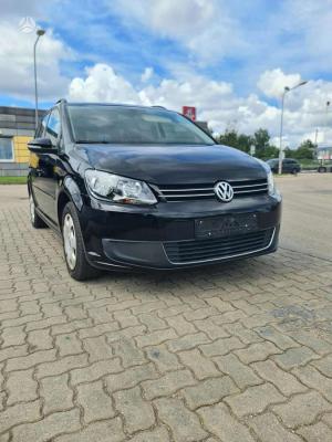 Melns Volkswagen Touran 2010 Kauņa, ar dzinēja tilpumu 1.39 L un nobraukumu 250 tūkst. km par 3700 €, foto  vietnē AUTOMOTO.COM.LV