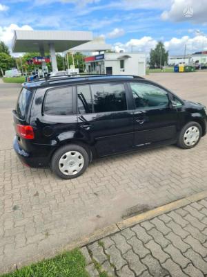 Melns Volkswagen Touran 2010 Kauņa, ar dzinēja tilpumu 1.39 L un nobraukumu 250 tūkst. km par 3700 €, foto 4 vietnē AUTOMOTO.COM.LV