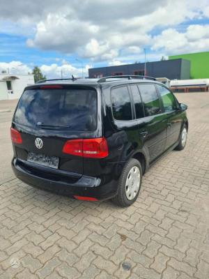 Melns Volkswagen Touran 2010 Kauņa, ar dzinēja tilpumu 1.39 L un nobraukumu 250 tūkst. km par 3700 €, foto 5 vietnē AUTOMOTO.COM.LV