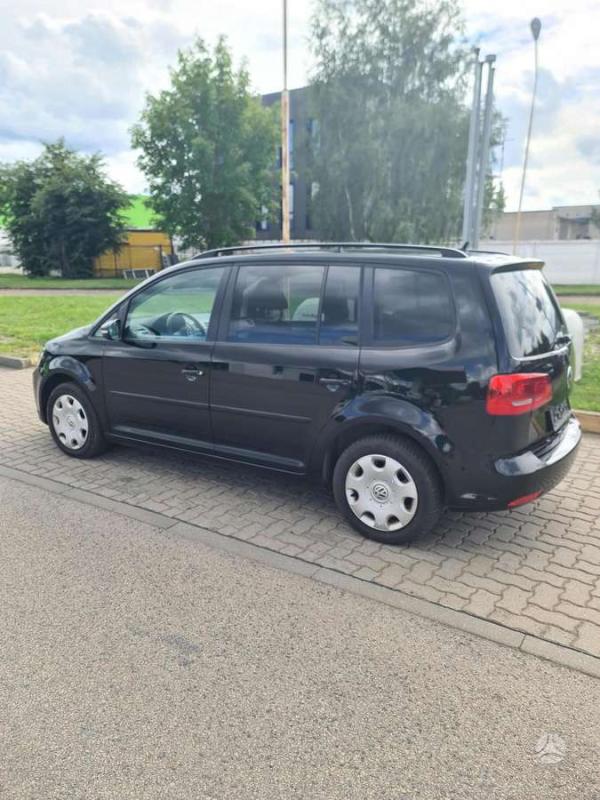 Melns Volkswagen Touran 2010 Kauņa, ar dzinēja tilpumu 1.39 L un nobraukumu 250 tūkst. km par 3700 €, foto 6 vietnē AUTOMOTO.COM.LV