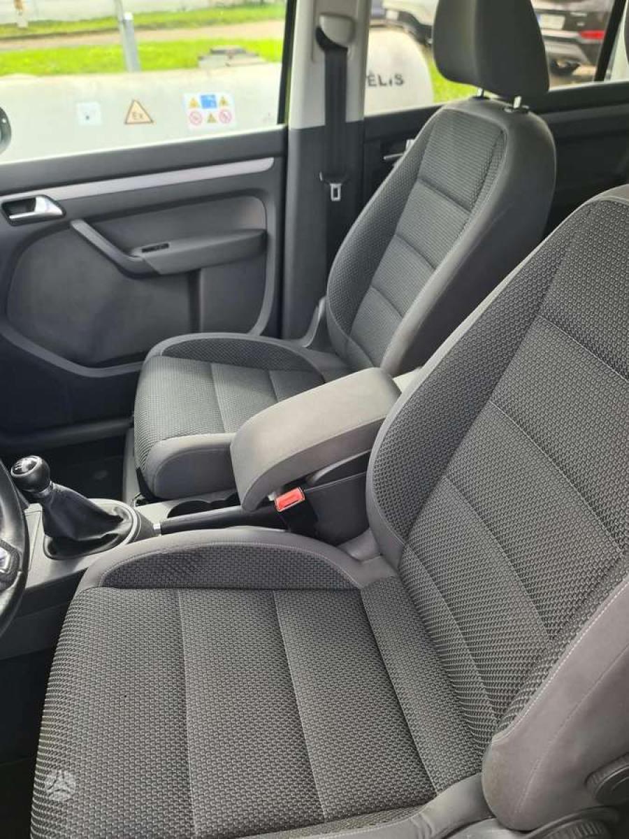 Melns Volkswagen Touran 2010 Kauņa, ar dzinēja tilpumu 1.39 L un nobraukumu 250 tūkst. km par 3700 €, foto 8 vietnē AUTOMOTO.COM.LV