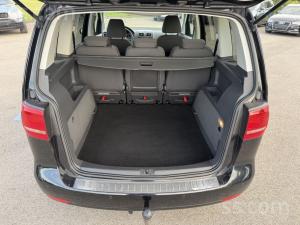 Melns Volkswagen Touran 2010 Ogre, ar dzinēja tilpumu 2.00 L un nobraukumu 192 tūkst. km par 7200 €, foto 22 vietnē AUTOMOTO.COM.LV