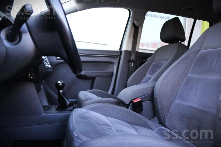 Melns Volkswagen Touran 2010 Rīga, ar dzinēja tilpumu 2.00 L un nobraukumu 325 tūkst. km par 3795 €, foto 12 vietnē AUTOMOTO.COM.LV