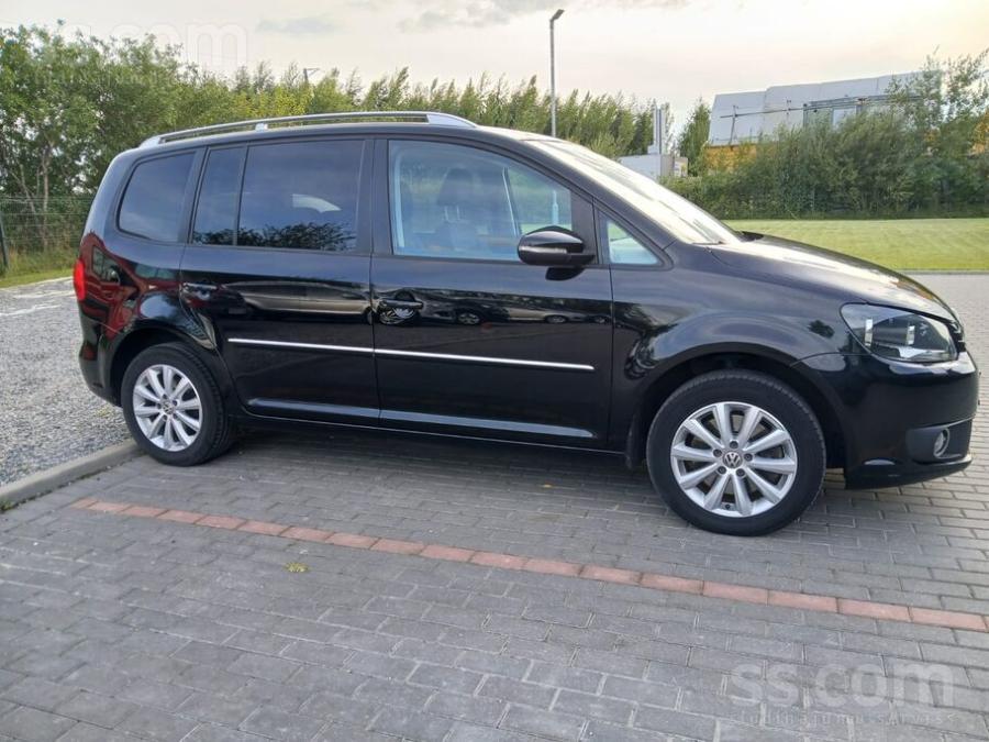 Black Volkswagen Touran 2010 in Saldus, with an engine capacity of 2.00 L and mileage of 275 thousand km for 5400 €, photo 6 on AUTOMOTO.COM.LV