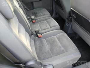 Black Volkswagen Touran 2010 in Saldus, with an engine capacity of 2.00 L and mileage of 275 thousand km for 5400 €, photo 11 on AUTOMOTO.COM.LV