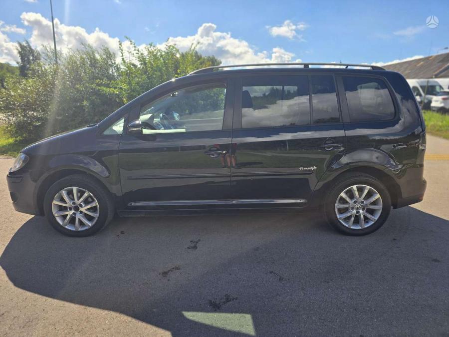 Черный Фольксваген Туран 2010 в Таураге, объемом двигателя 1.60 л и пробегом 288 тыс. км за 3500 €, фото 3 на AUTOMOTO.COM.LV