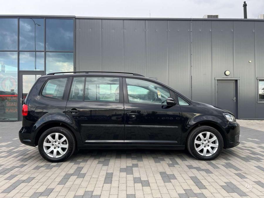 Melns Volkswagen Touran 2010 Šauļi, ar dzinēja tilpumu 1.60 L un nobraukumu 254 tūkst. km par 5400 €, foto 5 vietnē AUTOMOTO.COM.LV