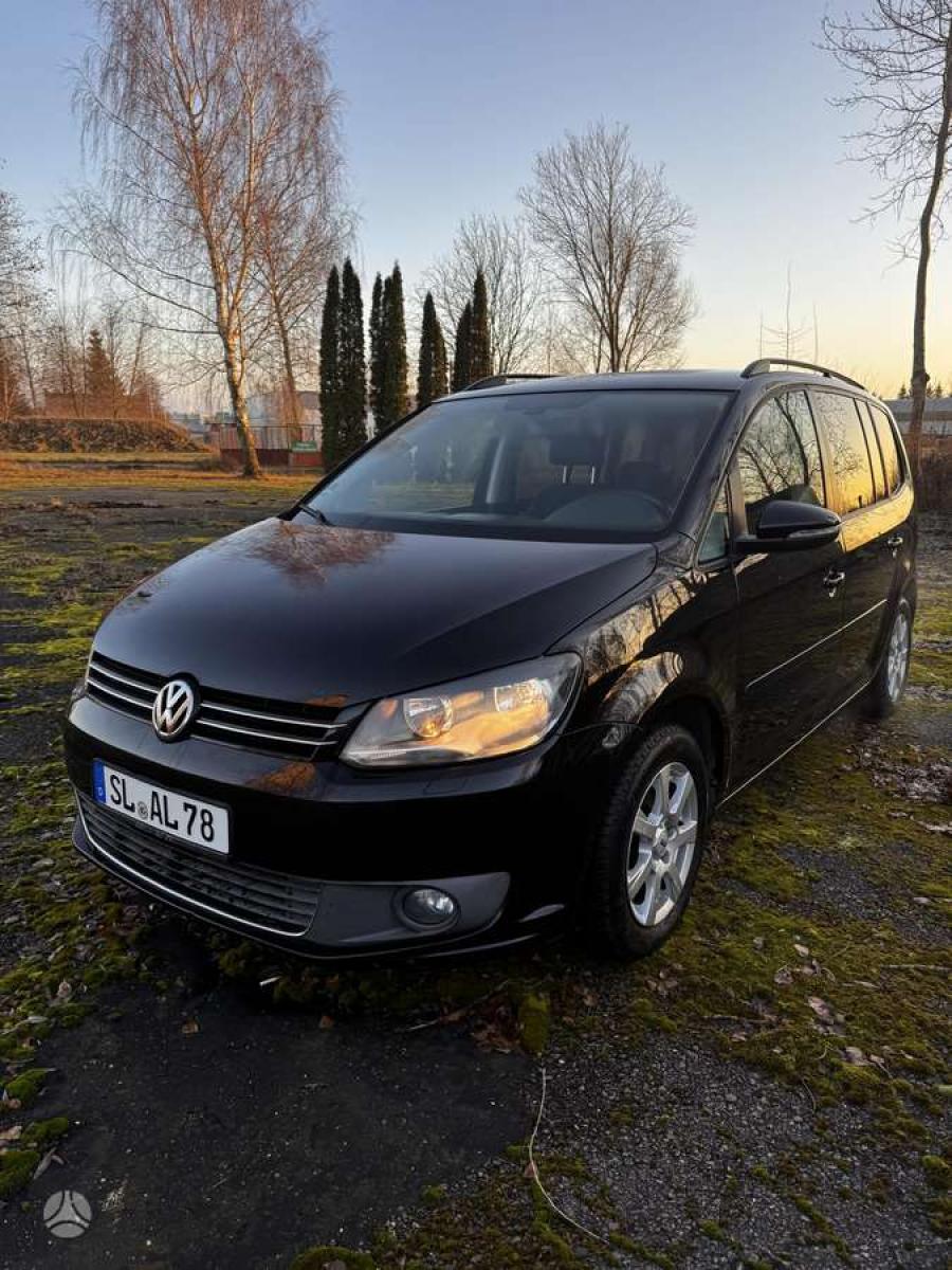 Black Volkswagen Touran 2011 in Vilkaviskis, with an engine capacity of 1.60 L and mileage of 305 thousand km for 5800 €, photo 1 on AUTOMOTO.COM.LV