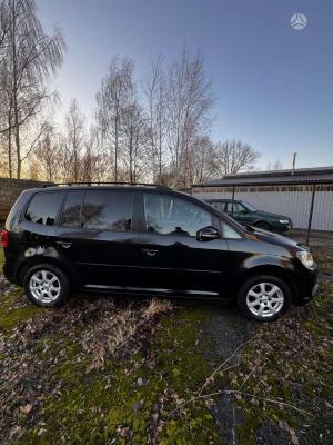 Black Volkswagen Touran 2011 in Vilkaviskis, with an engine capacity of 1.60 L and mileage of 305 thousand km for 5800 €, photo 3 on AUTOMOTO.COM.LV