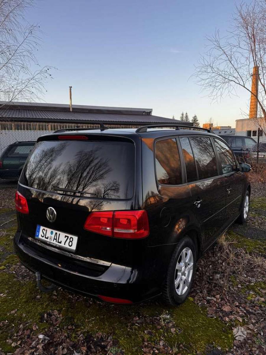 Black Volkswagen Touran 2011 in Vilkaviskis, with an engine capacity of 1.60 L and mileage of 305 thousand km for 5800 €, photo 4 on AUTOMOTO.COM.LV