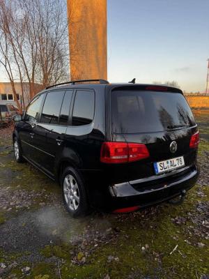 Black Volkswagen Touran 2011 in Vilkaviskis, with an engine capacity of 1.60 L and mileage of 305 thousand km for 5800 €, photo 6 on AUTOMOTO.COM.LV