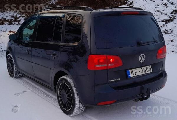 Black Volkswagen Touran 2011 in Ludza, with an engine capacity of 2.00 L and mileage of 466 thousand km for 3700 €, photo 4 on AUTOMOTO.COM.LV
