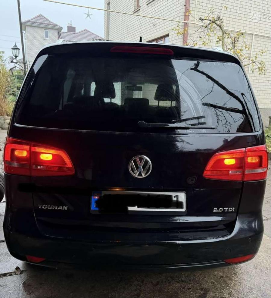 Melns Volkswagen Touran 2011 Kauņa, ar dzinēja tilpumu 1.97 L un nobraukumu 370 tūkst. km par 3300 €, foto 5 vietnē AUTOMOTO.COM.LV