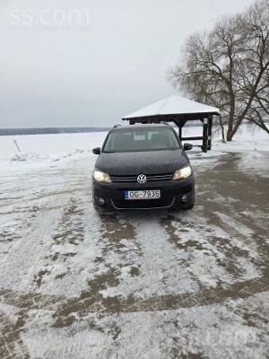 Black Volkswagen Touran 2011 in Ogre, with an engine capacity of 1.60 L and mileage of 209 thousand km for 5800 €, photo 2 on AUTOMOTO.COM.LV